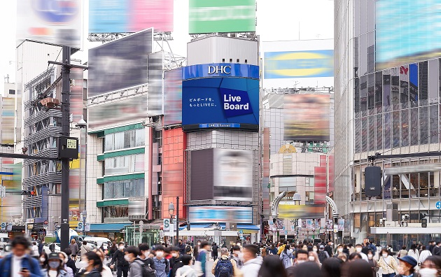 【LIVE BOARD】渋谷スクランブル交差点の大型ビジョンでDOOH広告配信の実証実験を開始 - サイン＆ディスプレイ業界の専門メディア ...