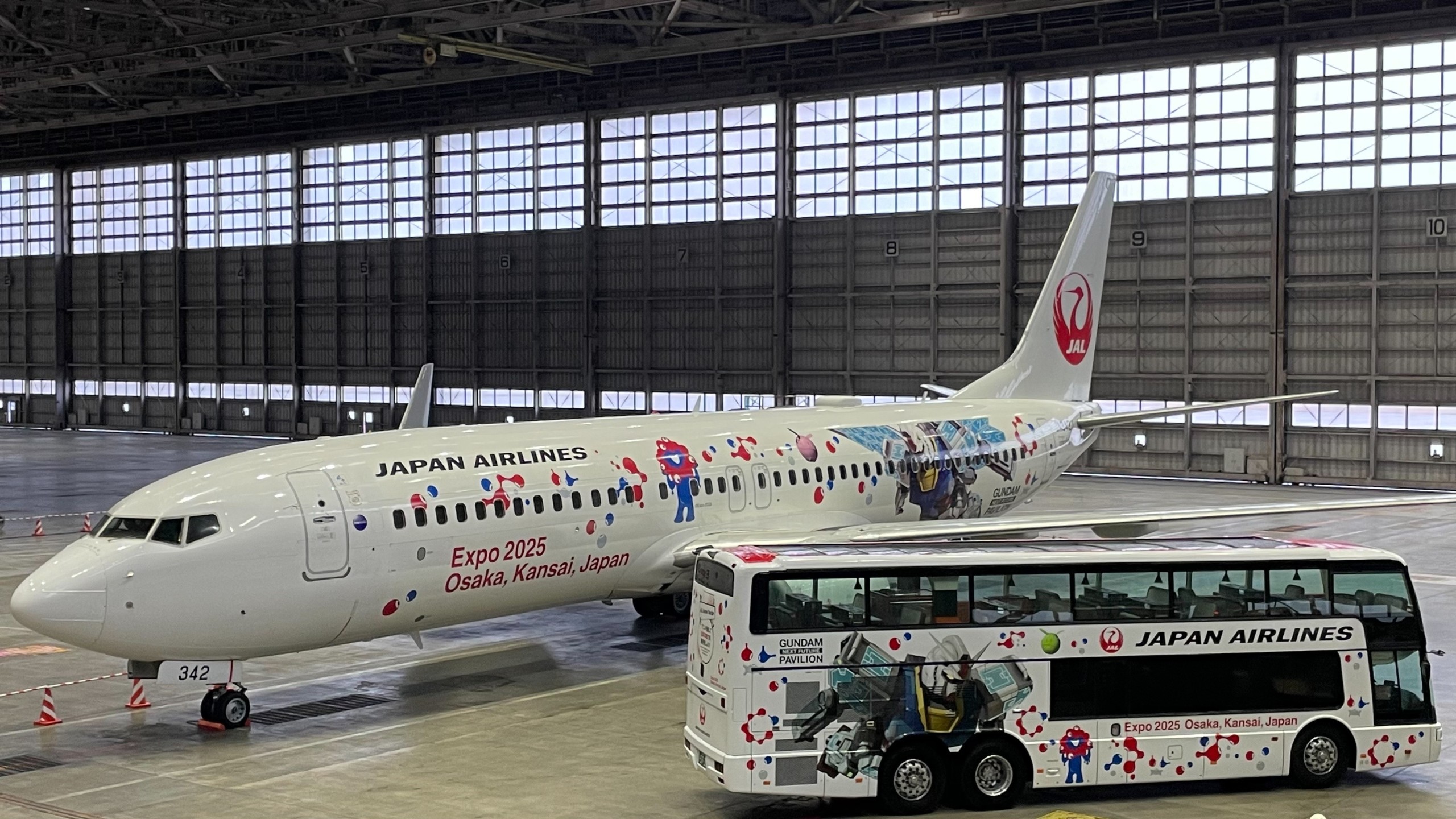 【WILLER ACROSS】大阪・関西万博開催に合わせ万博仕様「JAL×ガンダム レストランバス」が3月～10月に運行 - サイン＆ディスプレイ業界の専門メディア SIGN NEWS ...